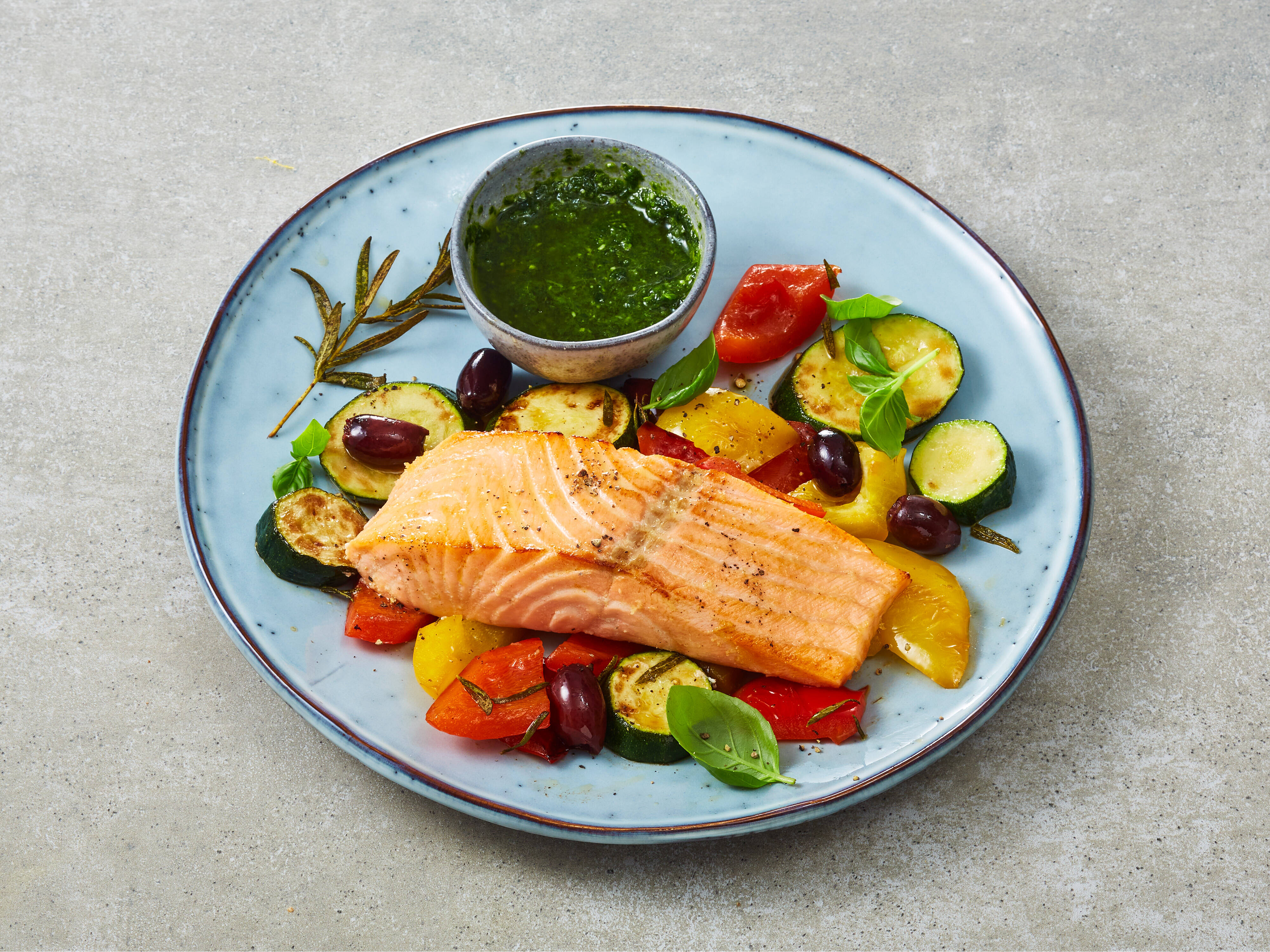 Rezept: Lachsfilet mit mediterranem Gemüse